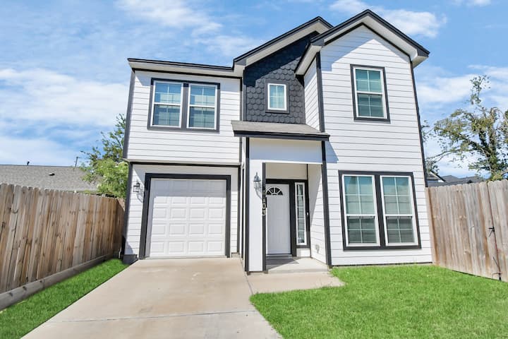 Tulane Townhome - Cozy And Spacious - Houston, TX
