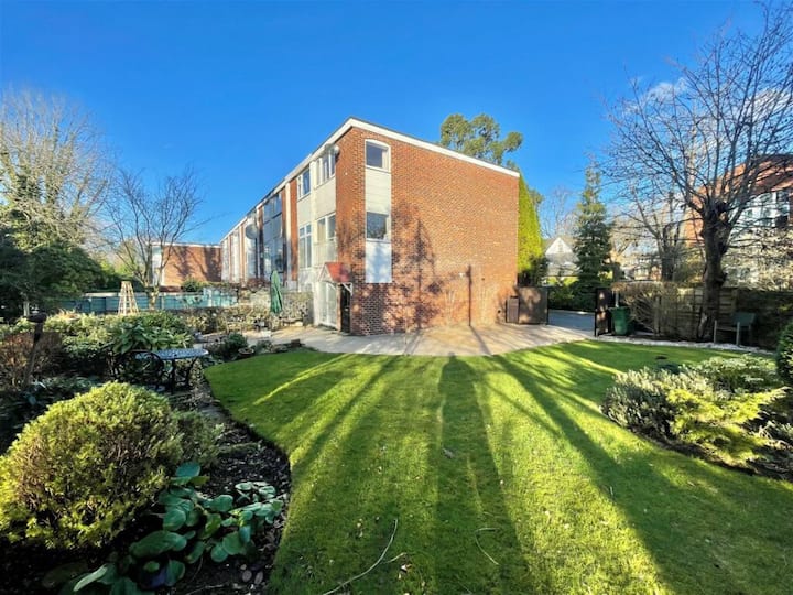 Stunning Cheadle Village House. - Cheadle