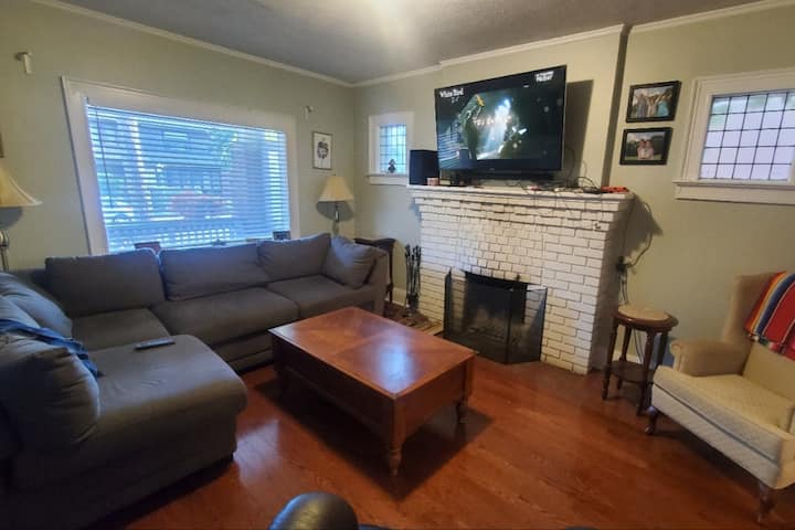 Comfortable Retreat In Midtown With Parking - Toronto