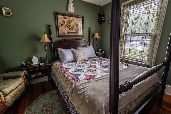 Cute, Cozy & Cool Private Room - DeLand, FL