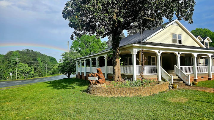 Locust Manor, 9 Beds, 2 1/2 Baths, 3 Kitchenettes - Midland, NC