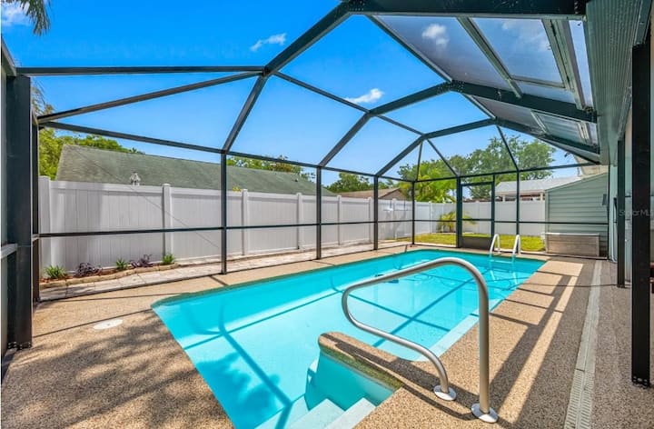 Pinellas Coastal: Pool & Jacuzzi Vacation Home - セント・ピーターズバーグ, FL