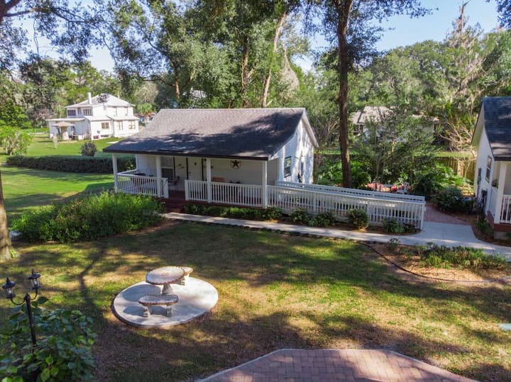 Uniquely Themed Cottage In Orange City - Sleeps 4 - DeLand, FL