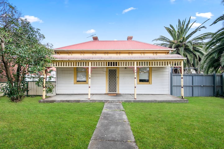 House For Large Group-4 Bedrooms - Saint Albans