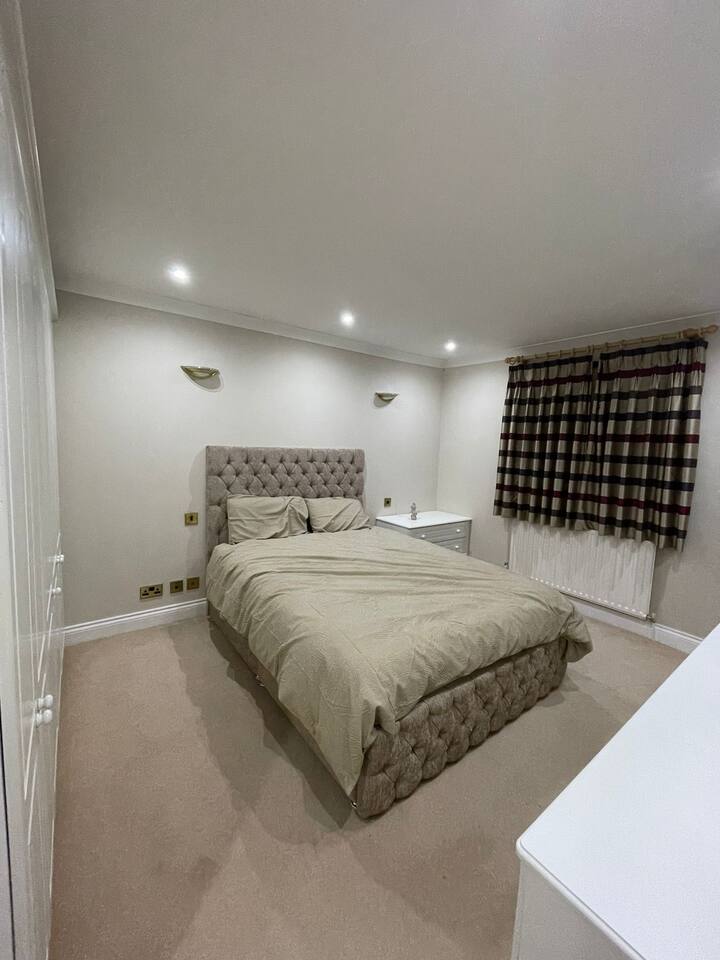 Ensuite Room In Emerson Park - Romford