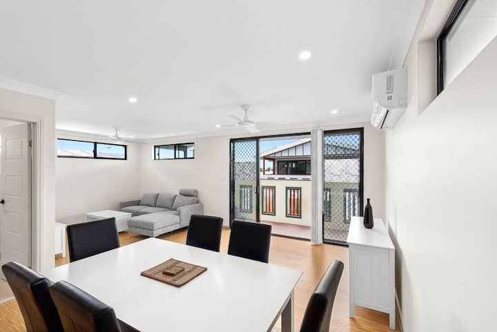 Bright New 2br Apartment For Small Groups - Cairns