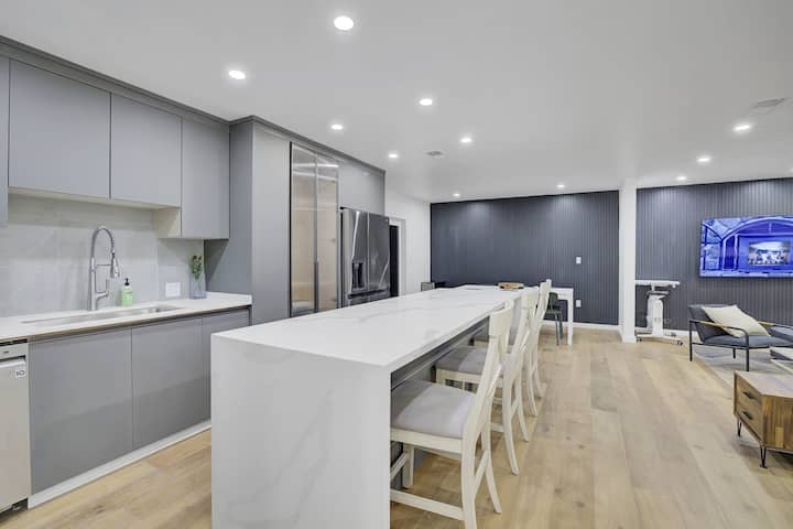 3 Bed/3 Bath Charming Modern Retreat - Hayward, CA