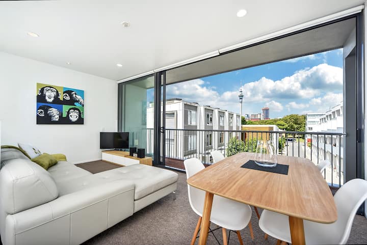 Architecturally Designed Townhouse With Car Park - Auckland