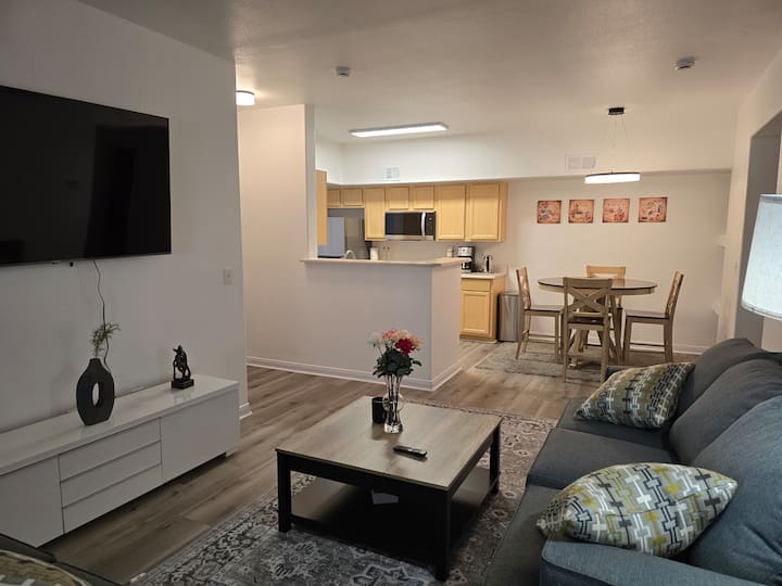 Cozy Condo 2 Bd / 2 Ba Pool/gym Minutes From Strip - RiSE Festival