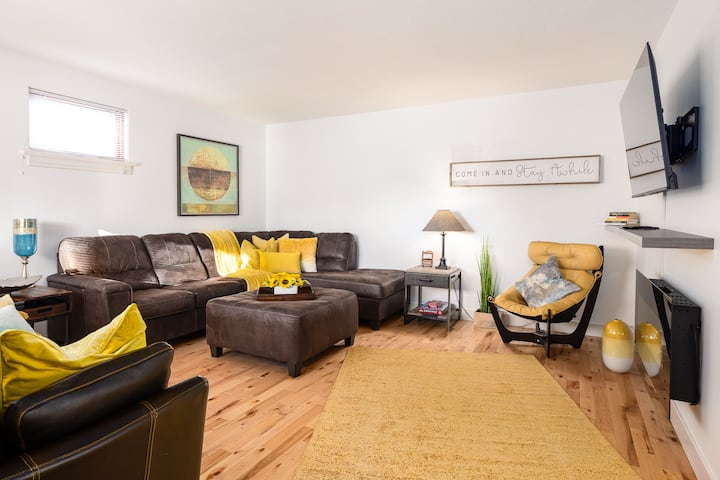 Comfortable 2br W/ Fireplace | Broadway Haven - Saskatoon