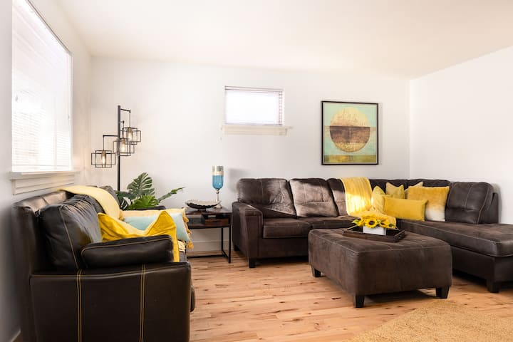 Broadway Escape | Cozy 2br W/ Fireplace | Parking - Saskatoon