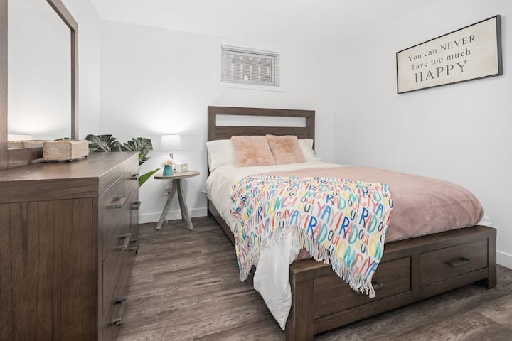 Modern 2br Lower Stay: The Broadway Nook - SaskTel Centre