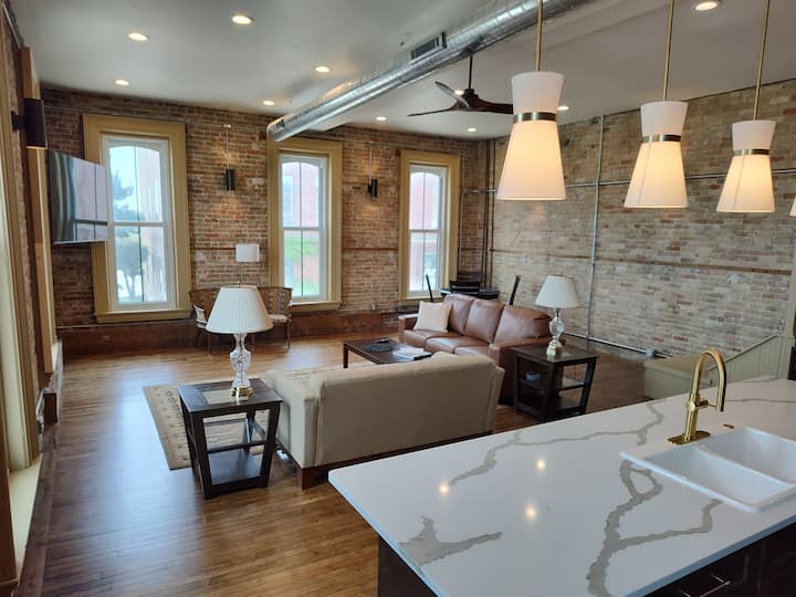 Downtown Luxury Loft B - Oshkosh, WI