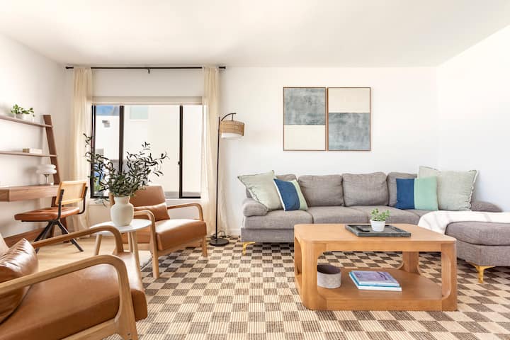 Ocean-front | Direct Beach Access | On The Strand! - Hermosa Beach, CA