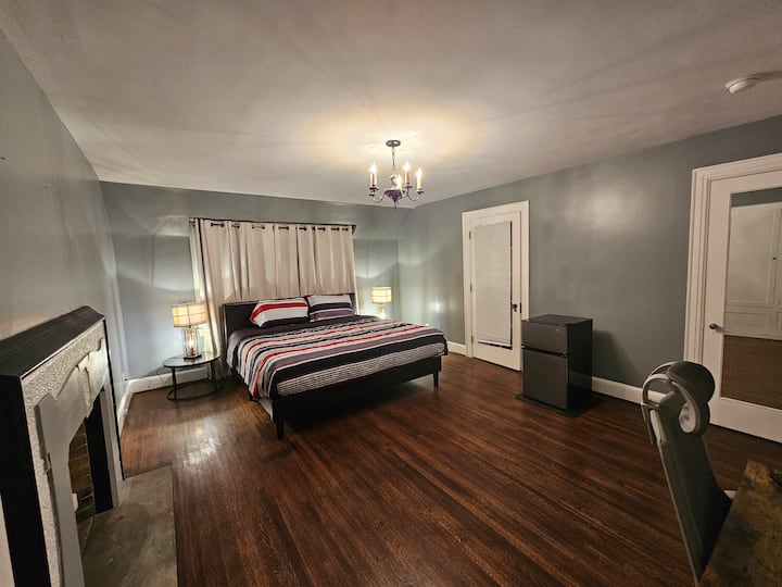 Spacious Bedroom With King Bed & Private Bath - Columbus