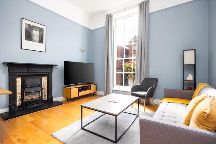 2bed Flat W/ Private Balcony & Fireplace - Dublin