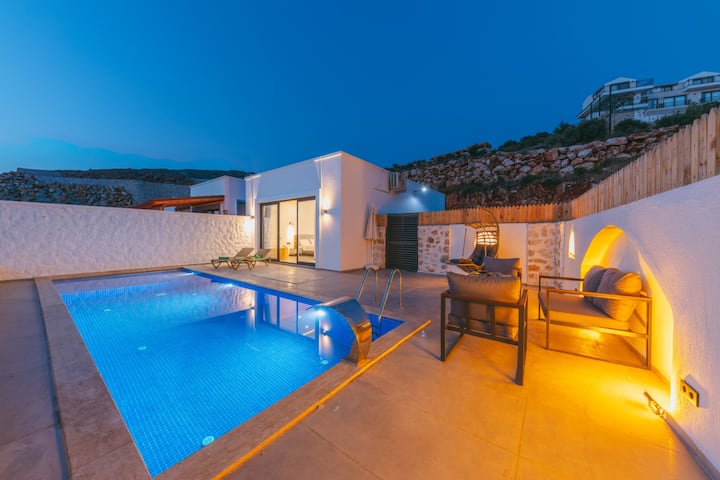Kaş Yeşilköy'de Jakuzili 2 Kişilik Balayı Villası - Turkey