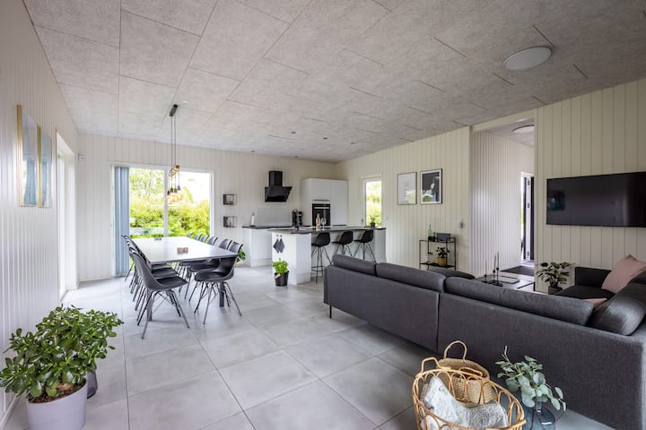Stort Sommerhus Med Vildmarksbad, Udebrus Og Sauna - Denmark