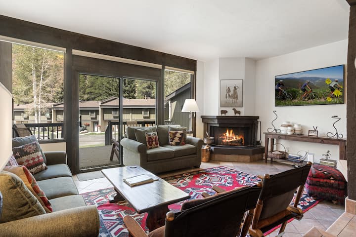 The Ideal West Vail Mountain Basecamp - Free Bus! - Vail, CO