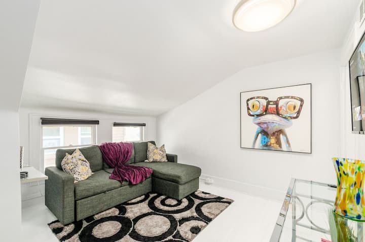 Stylish Walk-up Near Downtown! - Columbus, OH