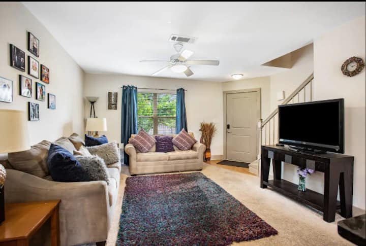 New Cozy Spacious Home —Walk To Mercedes Stadium - Atlanta, GA