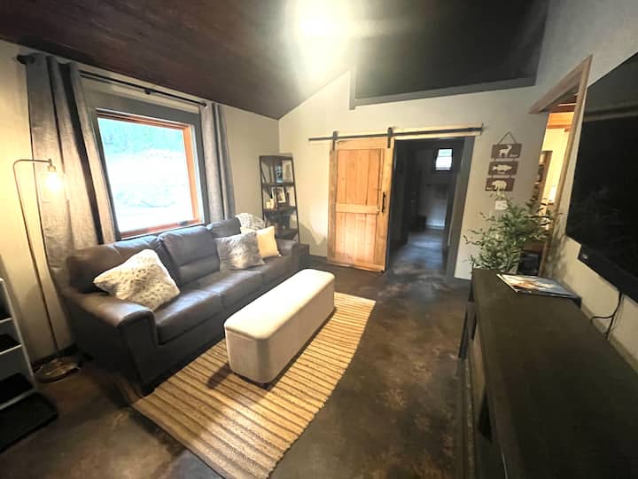 Luxury Shasta Cabin 
6 Acres-backs To Ntnl. Forest - McCloud, CA