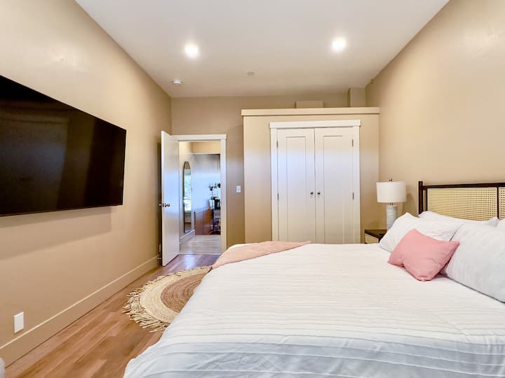 Peach Street Inn | Suite 3 | King Bed - Medford, OR