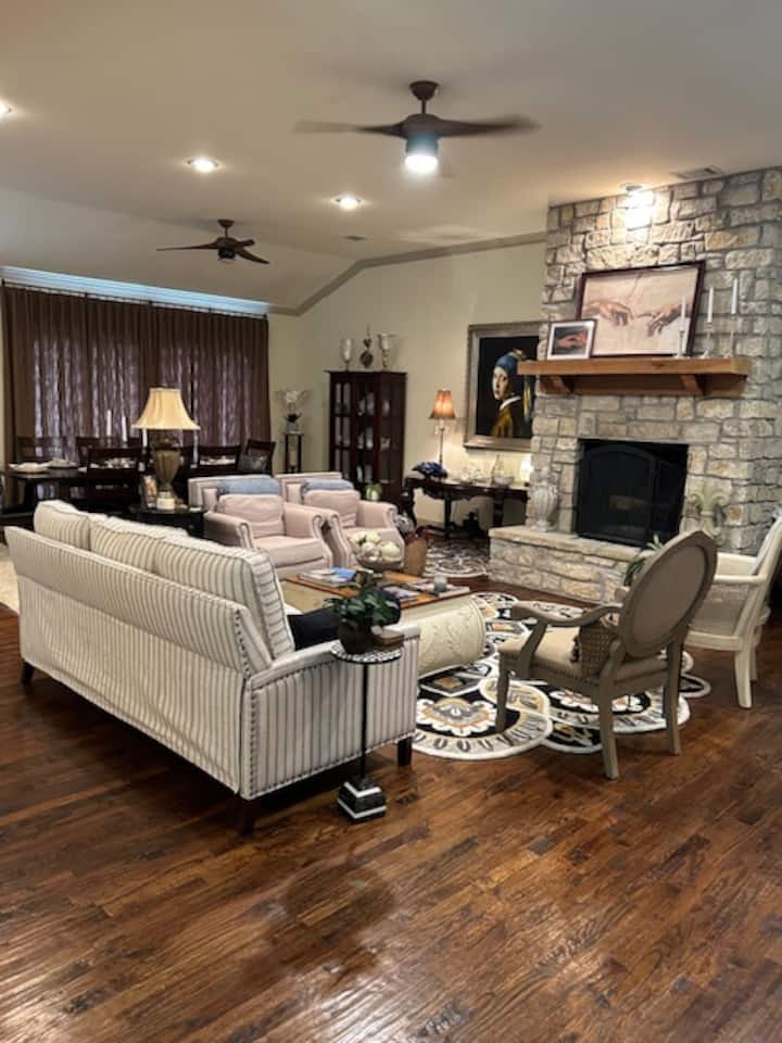 Granbury Gem On The Lake! - Granbury, TX