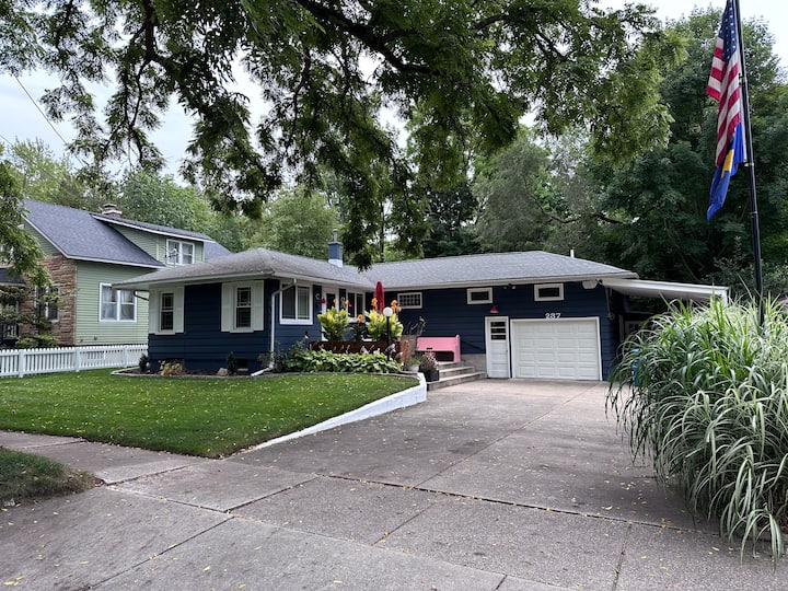 Downtown Cottage - 30sec Walk To Downtown! - Saugatuck, MI