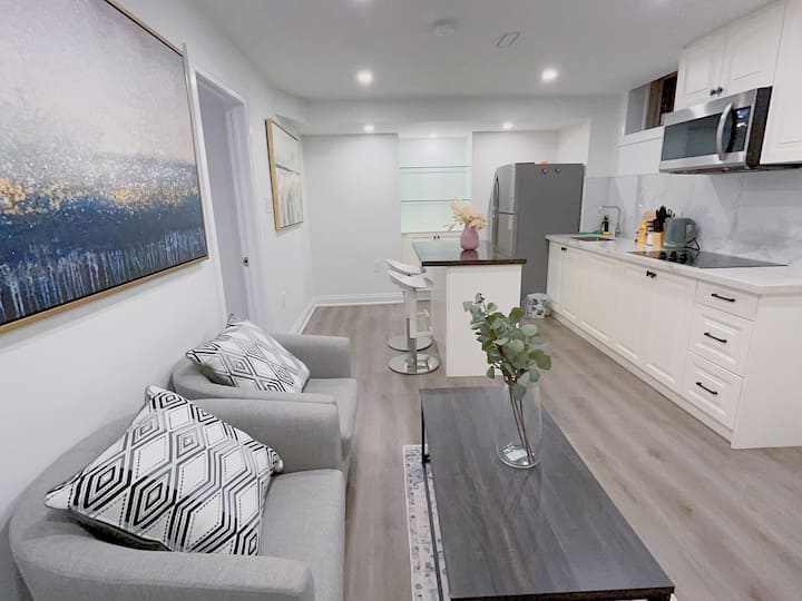 Serenity Spacious Luxury Whole Basement 1b1b - Markham
