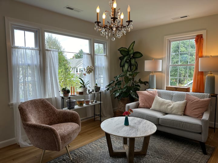 Cozy Cottage, Clean & Newly Renovated - Charlottesville, VA
