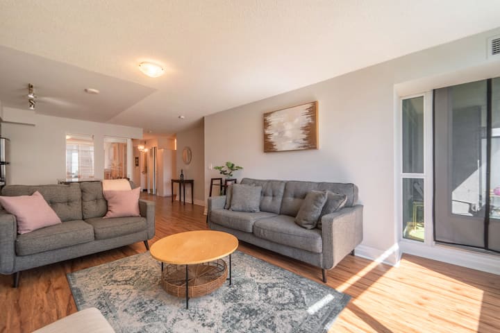 Spacious 3 Bed +2 Bath Downtown Condo+ Parking - Ontario
