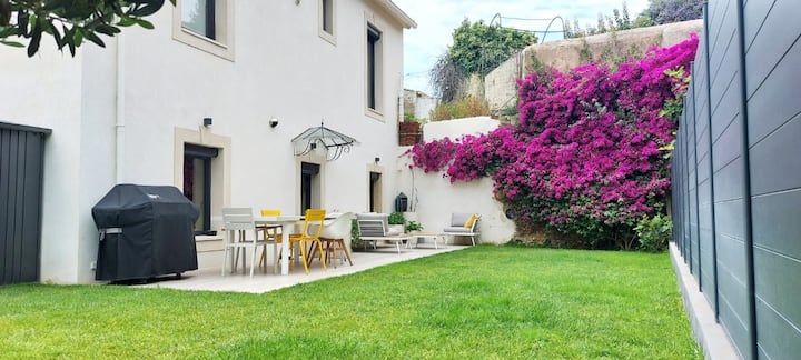 Maison De Maître Avec Jardin Dans Saint-barnabé - Marseille