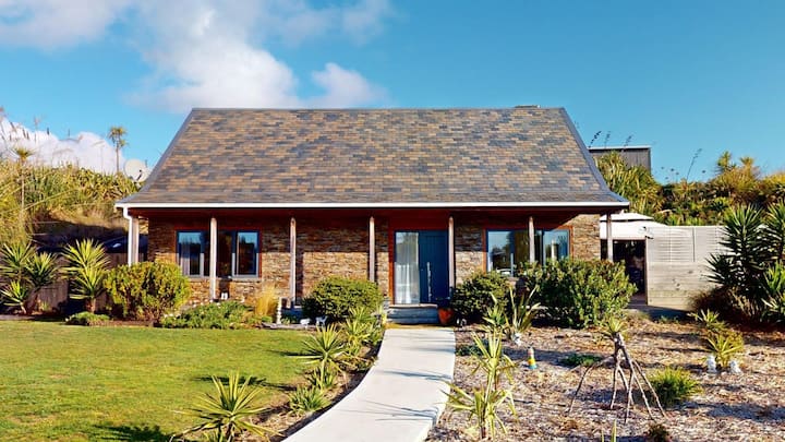 Modern Tranquil Cottage - Levin