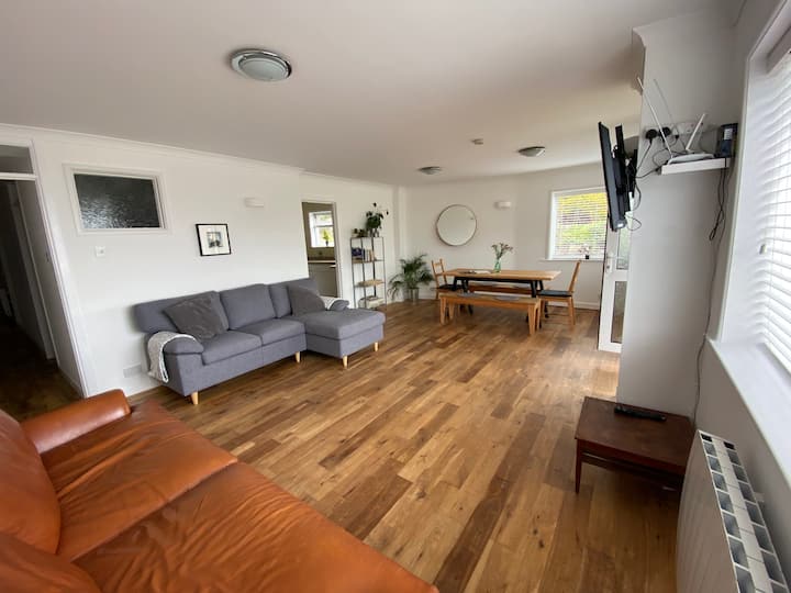 Spacious 3 Bed Flat + Parking + 2mins To Beach - St Ives