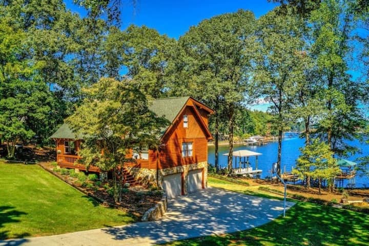 Lake Norman Retreat W/ Dock, Game Room & Hot Tub - Denver, NC
