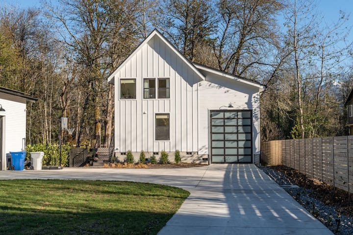 Cozy Modern Farmhouse By A River - Snoqualmie, WA
