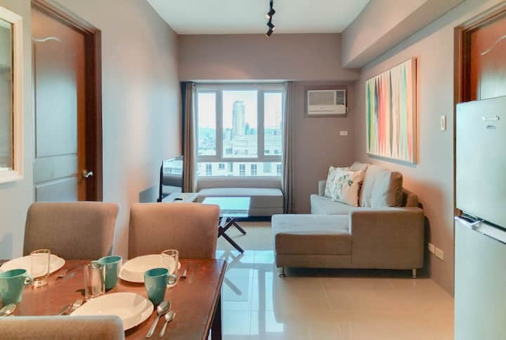 Huge 2br W/ 4 Queen Beds!  100mbps & Netflix! - Makati