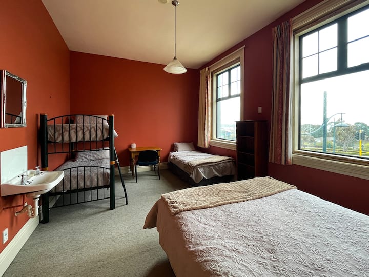 Right On Top Of The Bay Hill In The Cbd Timaru - 提馬魯