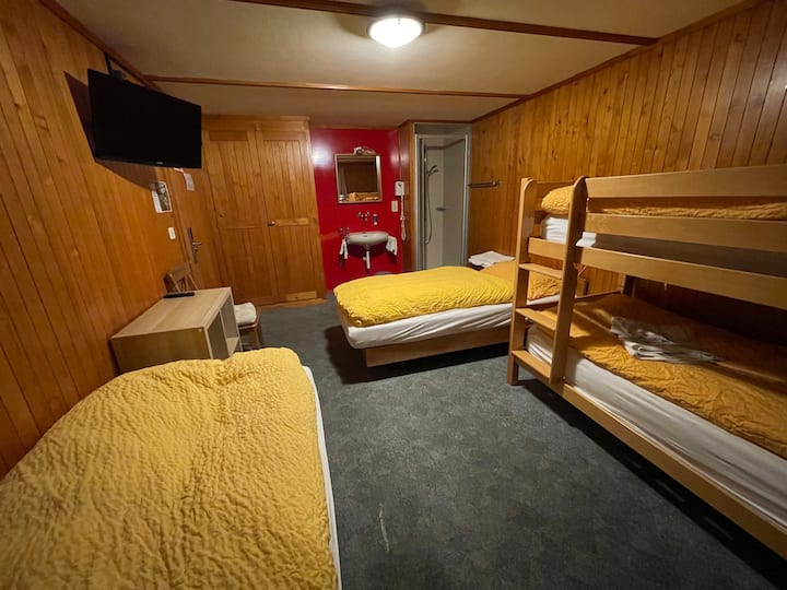 Privatzimmer 4 Pers.  Dusche Im Zimmer,  Wc  Außen - Belalp