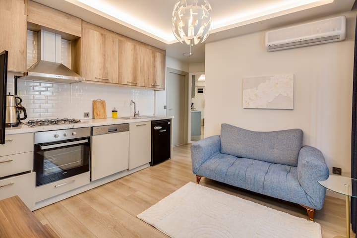 Vibrant Elegance: Chic 1br Retreat In ÜSküdar - Sarıyer