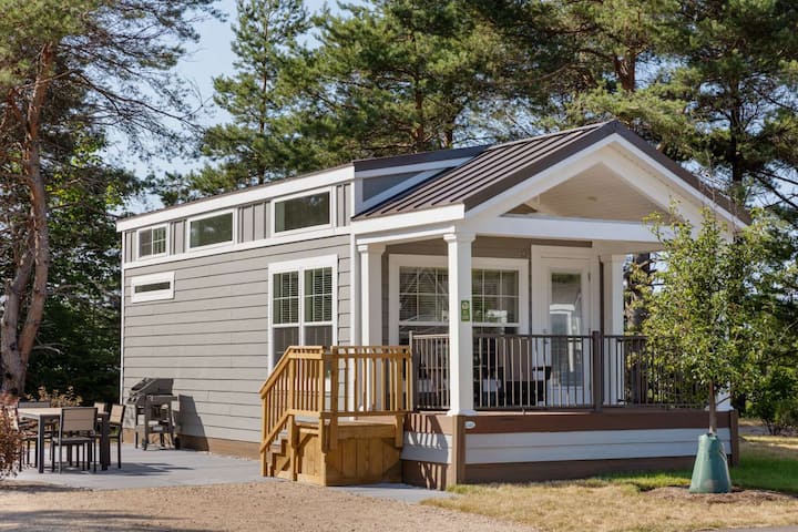 Camping Lodge - King Bed - Petoskey, MI