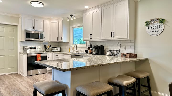 Bolton House- New King Bed! All Star Village! - Oneonta, NY