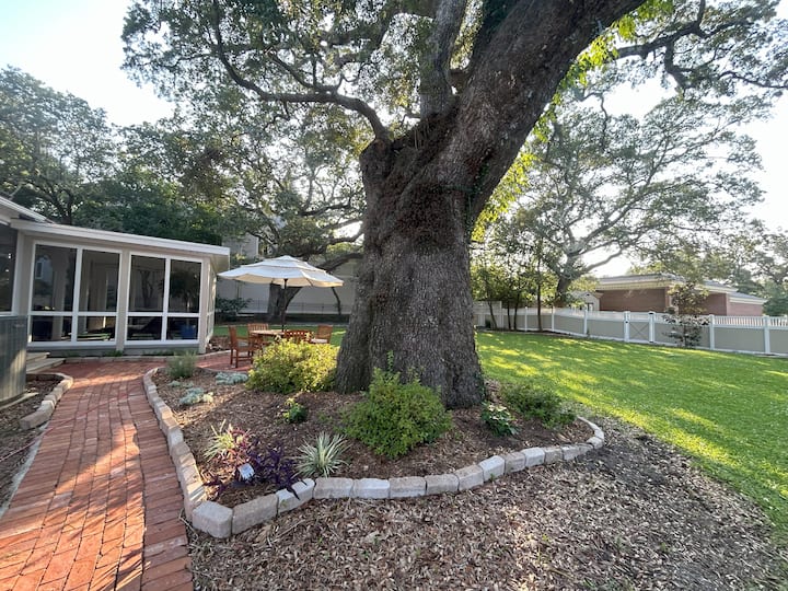 Carriage House Inn Bed & Breakfast Yaupon Room - Bald Head Island, NC