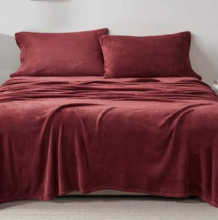 8 Beds, 2 Baths Downtown! - Providence, RI