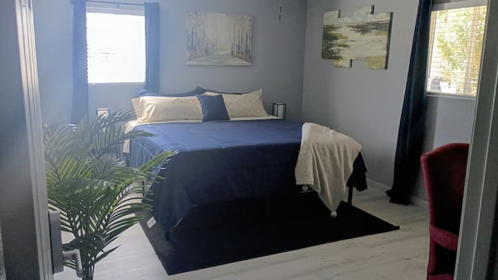 Modern Industrial Oasis - King Bed! - Alamogordo, NM