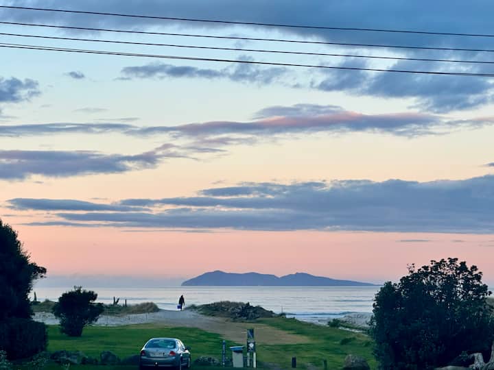 Retro Kiwi Bach With Sea Views - Waihi Beach