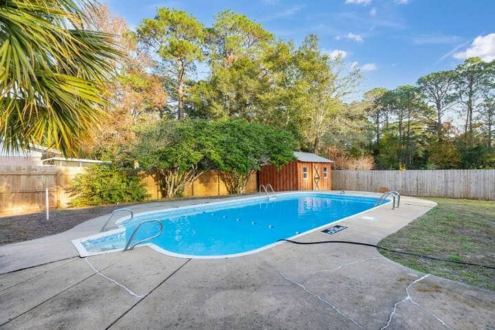Spacious Gem: Sleeps 14, 4 Queens, 2 Fulls, Pool! - Fort Walton Beach, FL