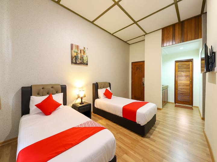 Deluxe Twin | Capital O 91049 Ivory Hotel & Resort - Selangor