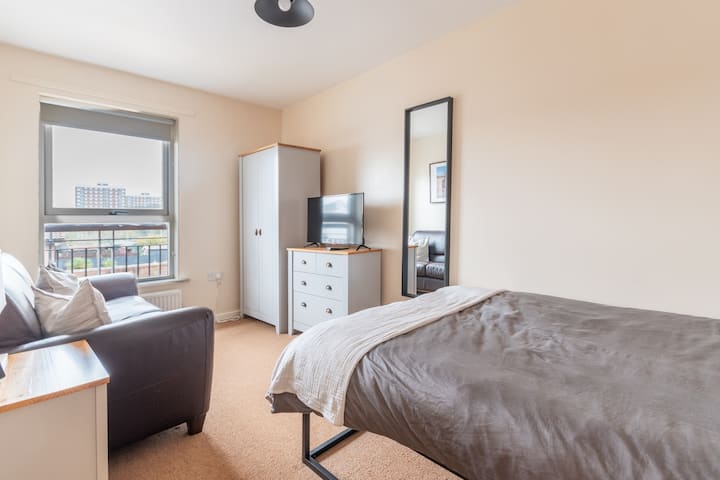 Bedroom In Cosy, Modern Woolton Home - Liverpool